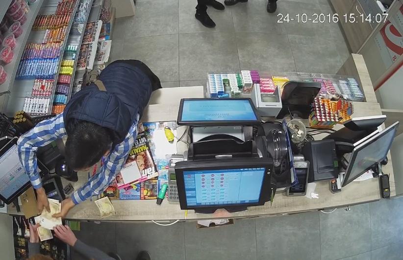 Gewiekste Oplichters Stelen Met List 400 Euro Van Krantenboe
