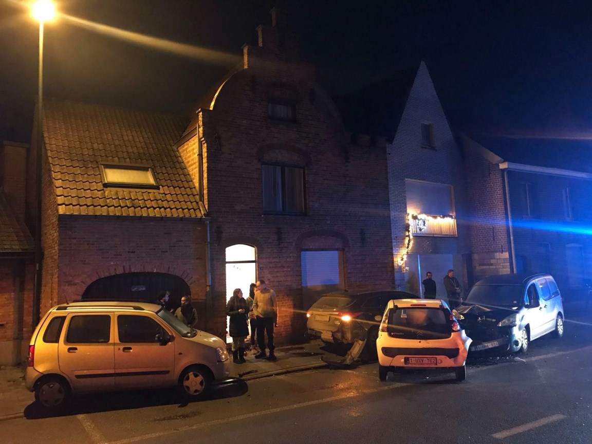 Dronken Hardrijder Richt Ravage Aan Vier Wagens Herleid Tot Schroot